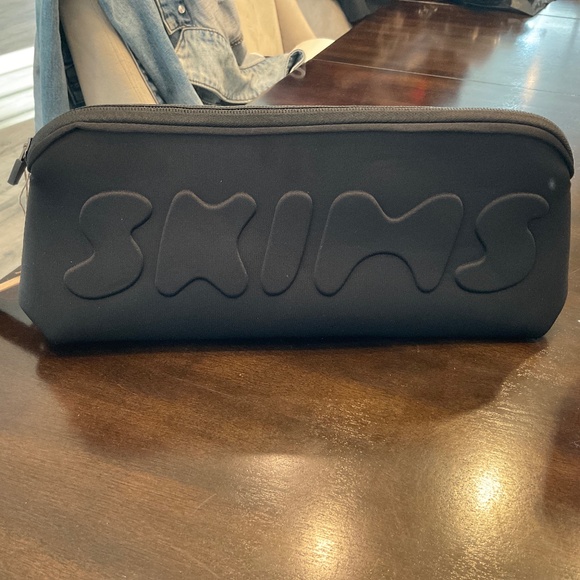 SKIMS | Bags | 00 0101 Nwt Skims Neoprene Zip Pouch Travel Bag In Black ...